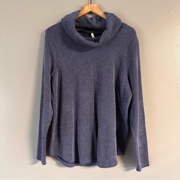 Jillian Nicole | Sweaters | Jillian Nicole Loose Fit Turtle Neck ...